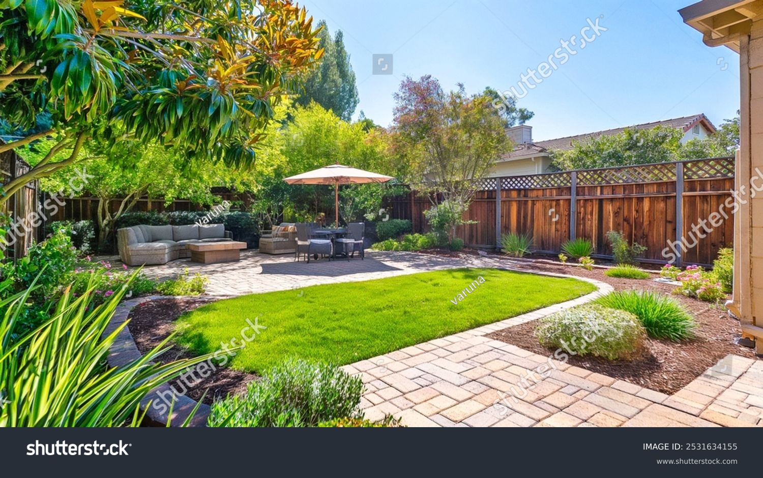 Beautiful backyard with seating and lush greenery large patio area_站酷海洛_正版图片_视频_字体_音乐素材交易平台_站酷旗下品牌