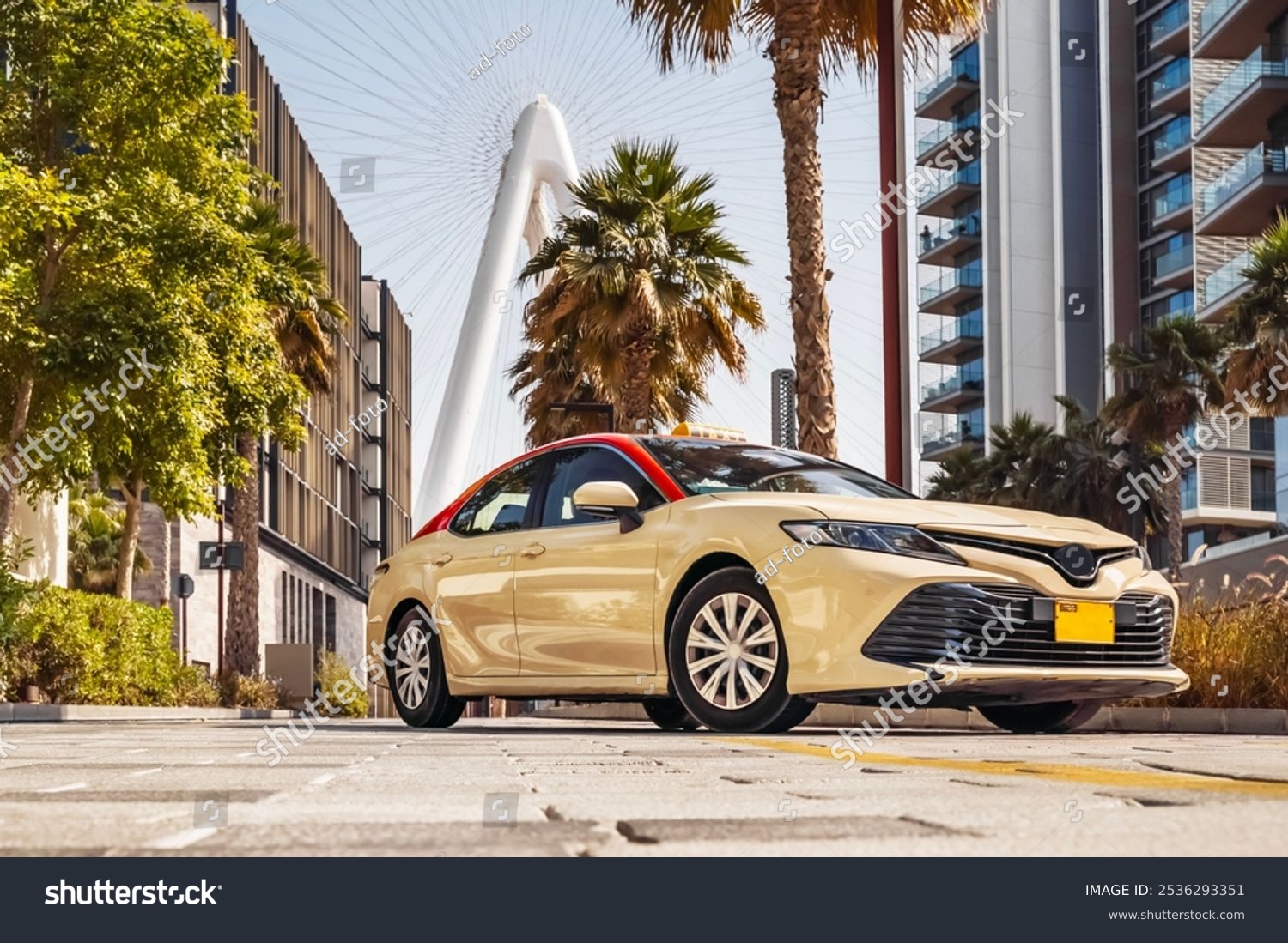 Dubai. Taxi driving on a street of Dubai_站酷海洛_正版图片_视频_字体_音乐素材交易平台_站酷旗下品牌