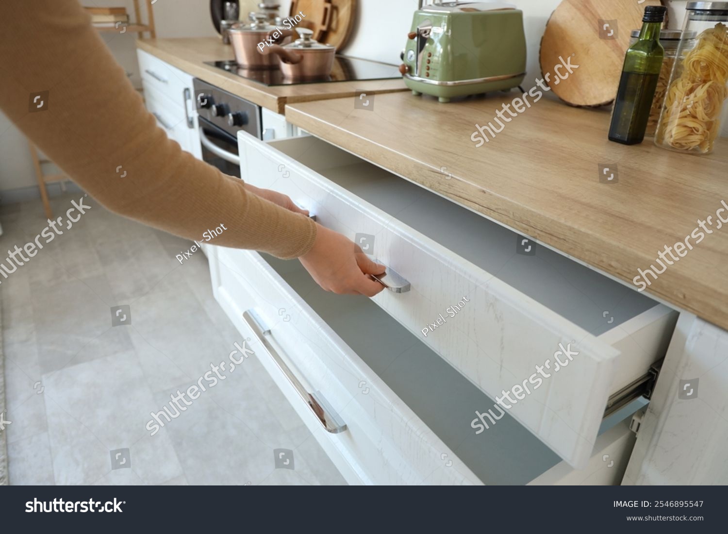 Woman opening white drawer in kitchen closeup_站酷海洛_正版图片_视频_字体_音乐素材交易平台 ...