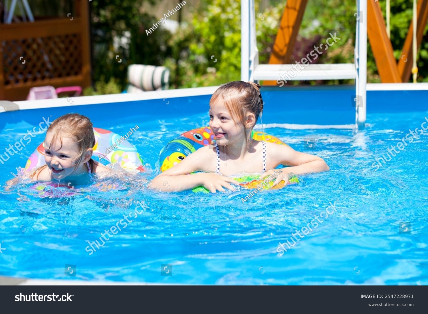 Two Happy sisters in bikini swimming pool_站酷海洛_正版图片_视频_字体_音乐素材交易平台_站酷旗下品牌