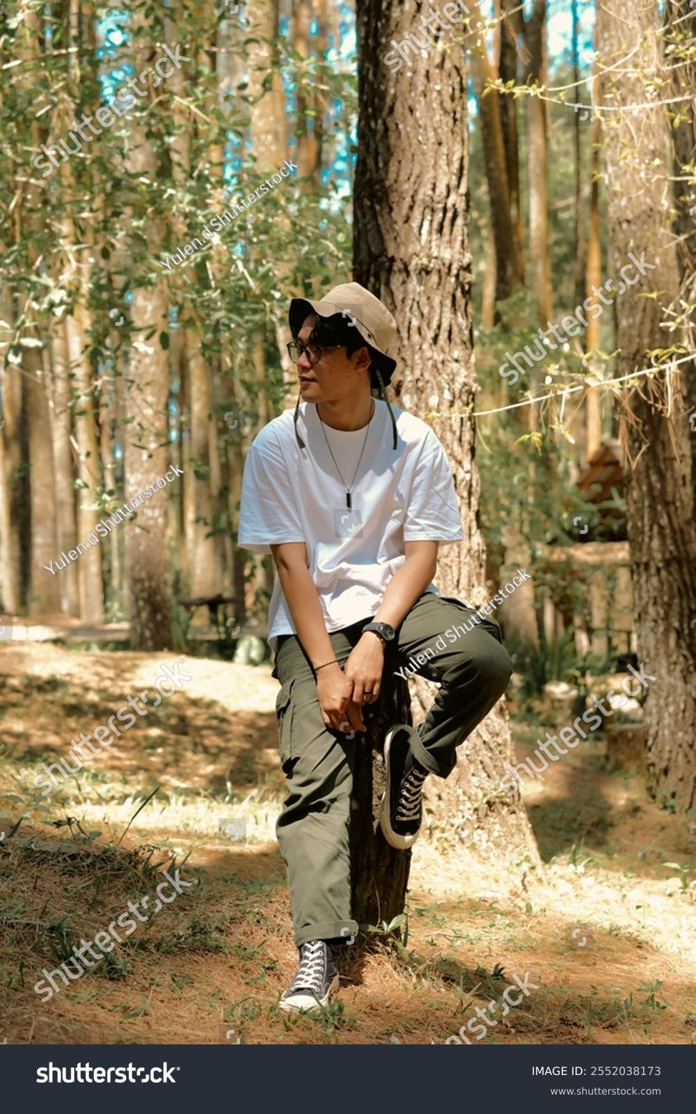 Person sitting on a tree in the woods_站酷海洛_正版图片_视频_字体_音乐素材交易平台_站酷旗下品牌