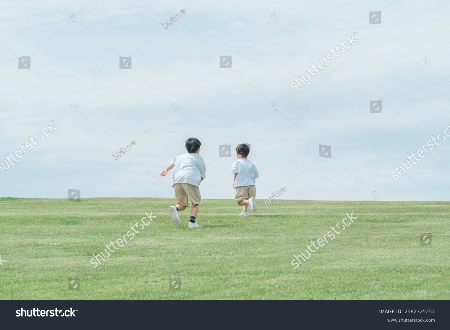 Active children siblings running chasing on grass hill_站酷海洛_正版图片_视频_字体_音乐素材交易平台_站酷旗下品牌