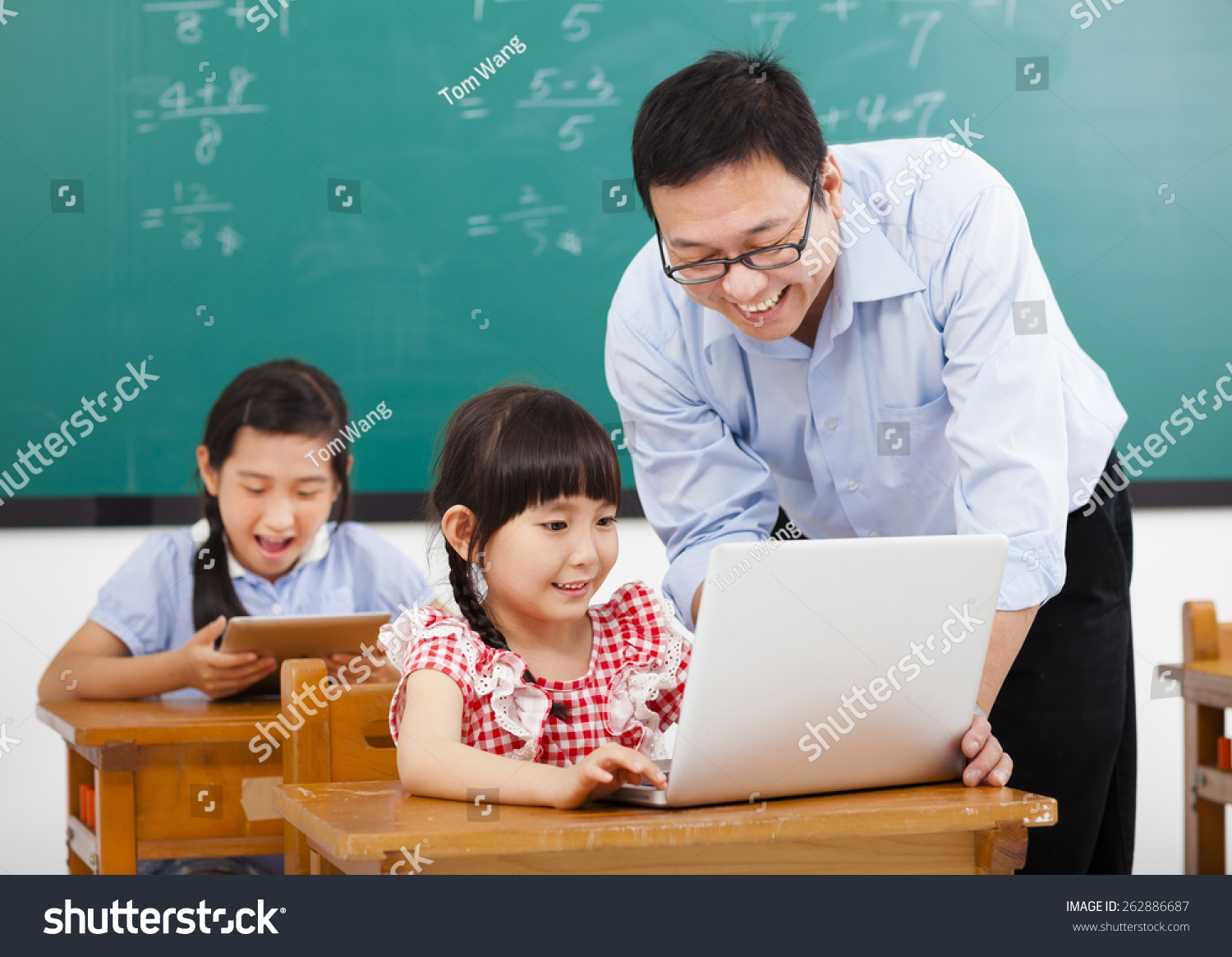 teacher teaching the computer with children in classroom_站酷海洛_正版图片_视频 ...