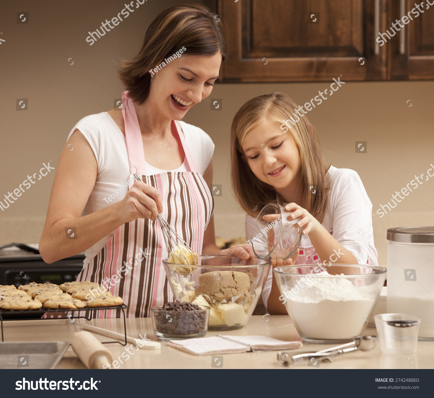 Mother baking with daughter (10-11) in kitchen_站酷海洛_正版图片_视频_字体_音乐素材交易平台 ...