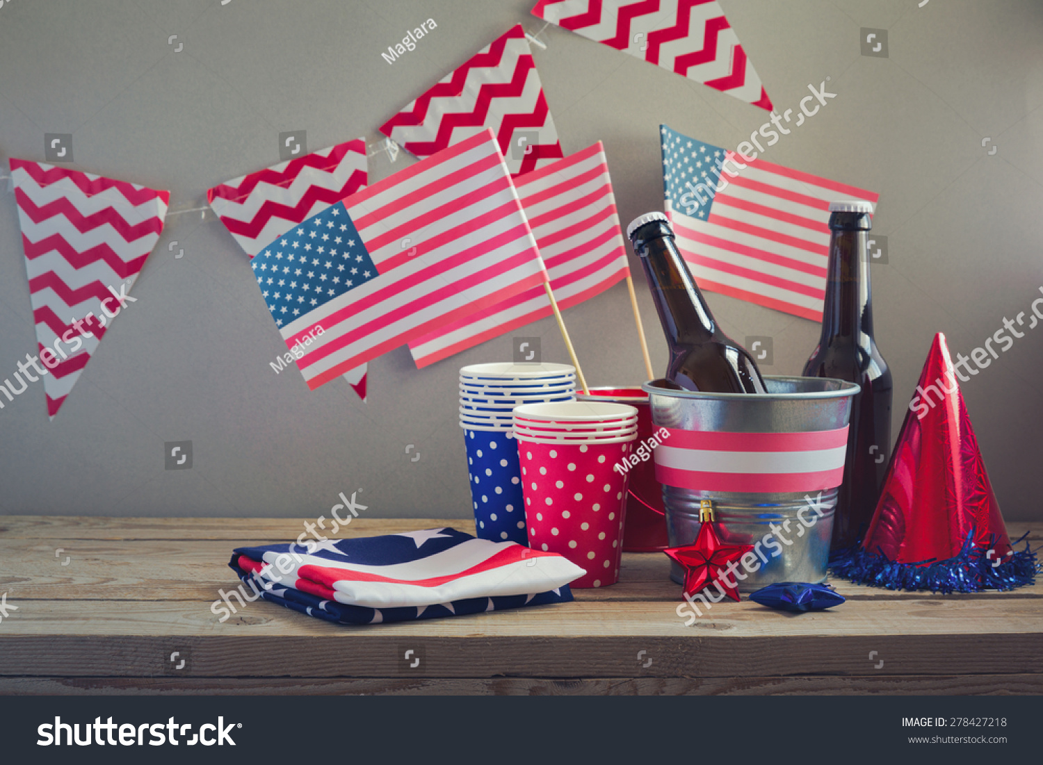 4th of July celebration with USA flags. Table arrangement for party_站酷海洛_正版图片_视频_字体_音乐素材交易平台_站酷旗下品牌