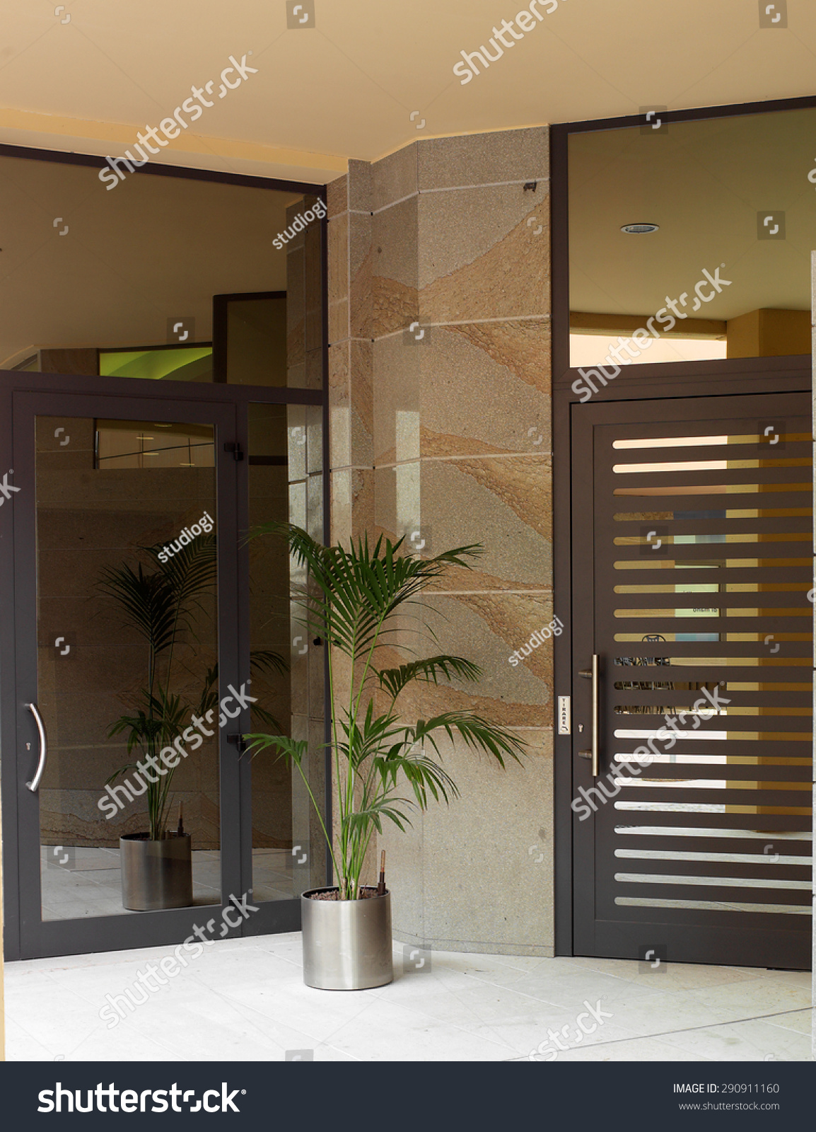 Doors with windows_站酷海洛_正版图片_视频_字体_音乐素材交易平台_站酷旗下品牌