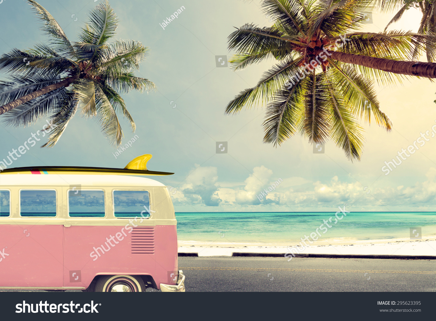 Vintage car in the beach with a surfboard on the roof_站酷海洛_正版图片_视频_字体_音乐素材交易平台_站酷旗下品牌