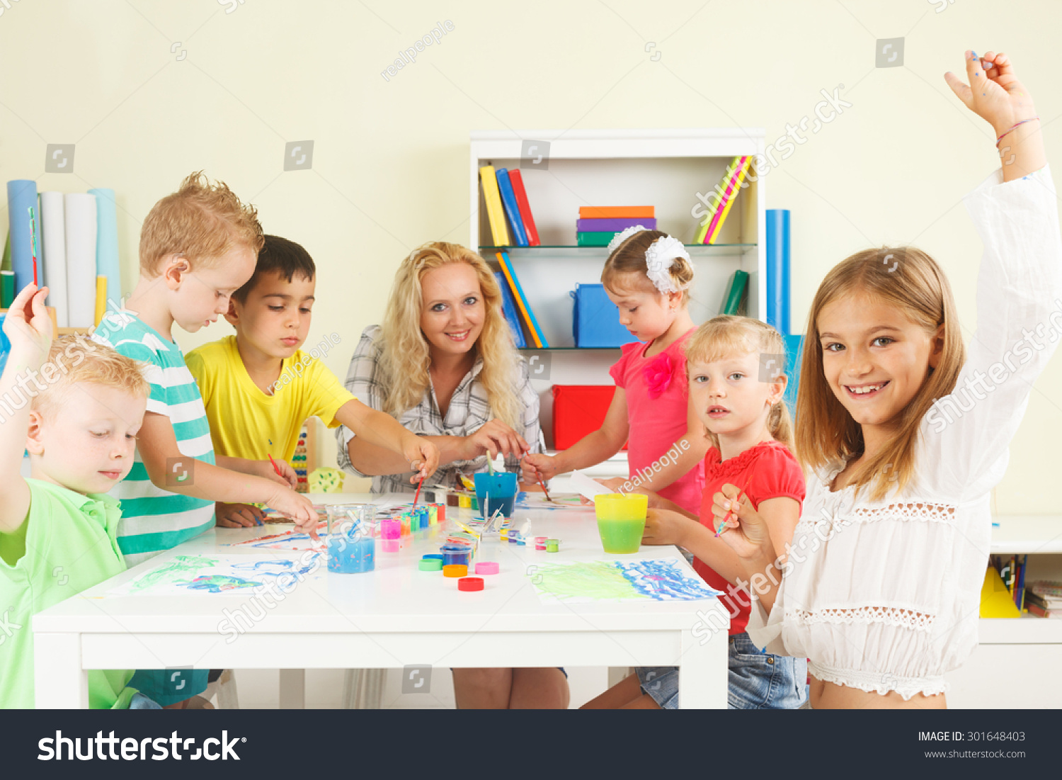 Pre-school children in the classroom with their teacher_站酷海洛_正版图片_视频_字体_音乐素材交易平台_站酷旗下品牌
