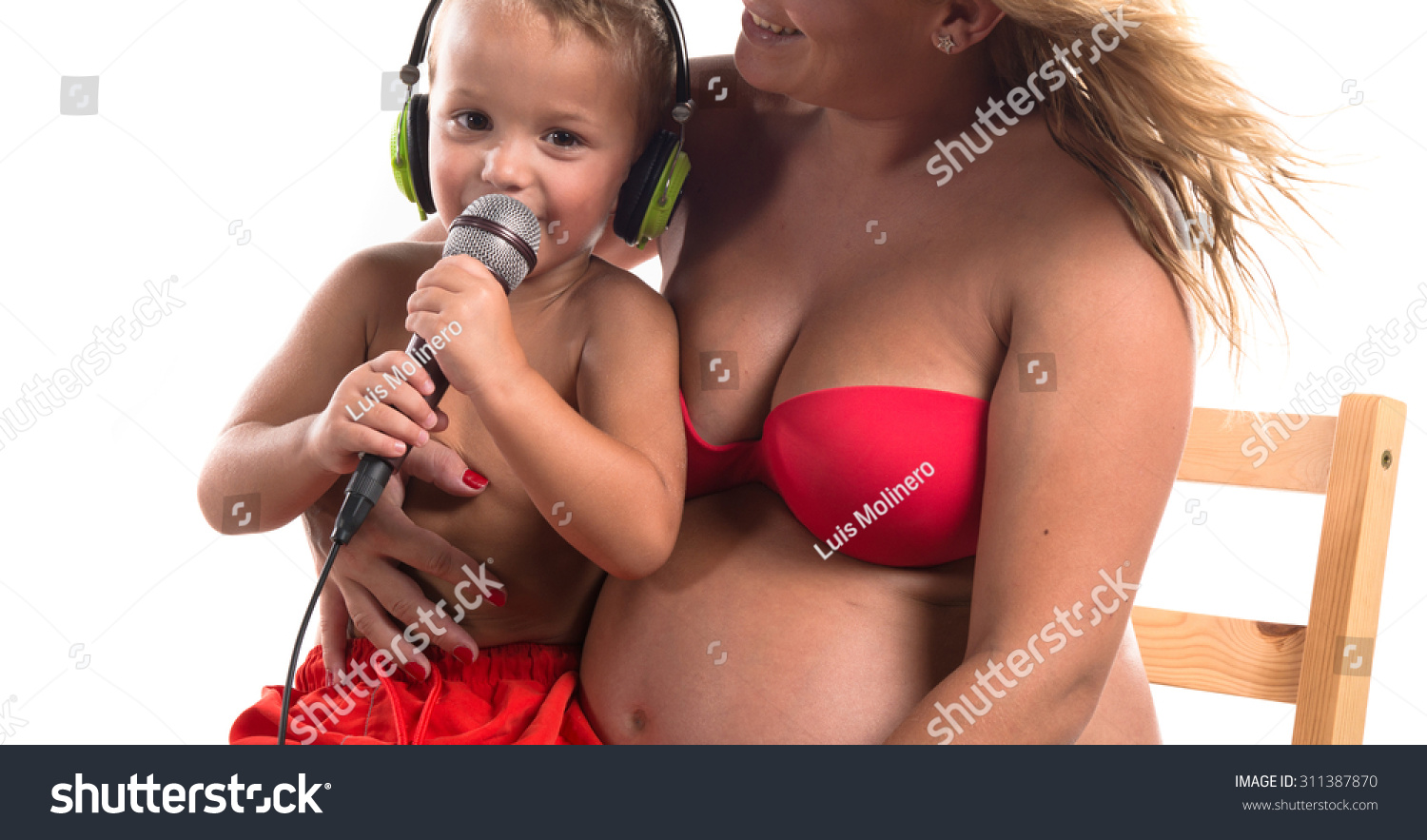 Kid singing with his mother_站酷海洛_正版图片_视频_字体_音乐素材交易平台_站酷旗下品牌