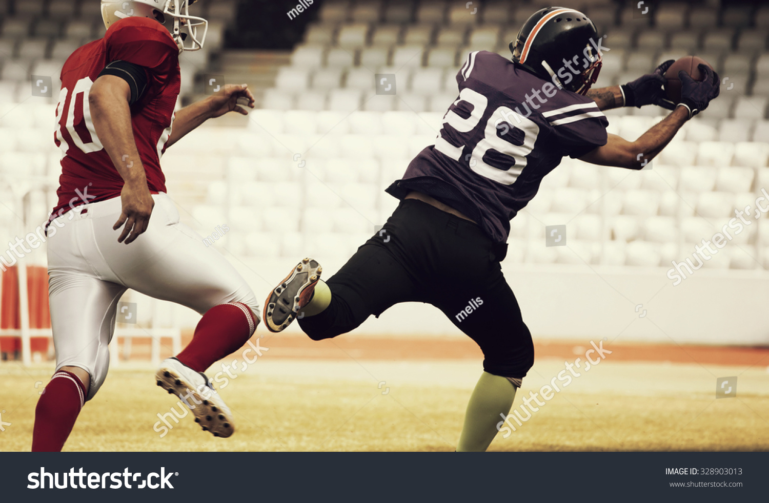 American football player running with the ball - retro styled photo_站酷海 ...