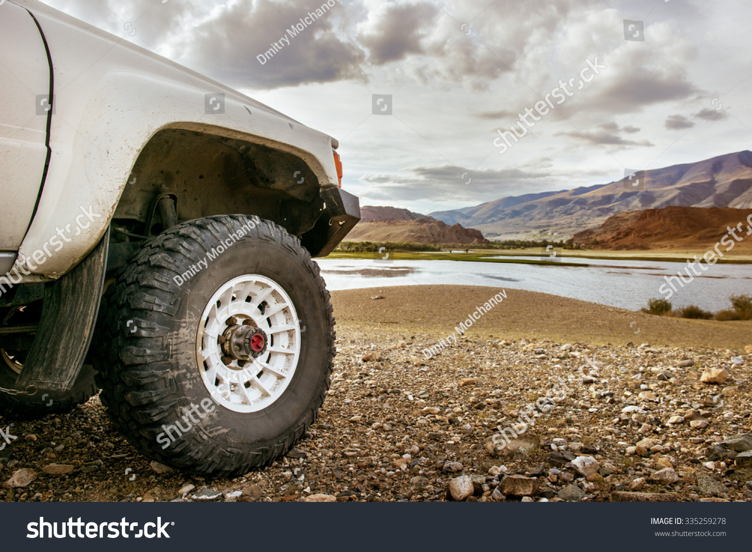 Big SUV car wheel stands on backdrop of mountain lake_站酷海洛_正版图片_视频_字体_音乐素材交易平台_站酷旗下品牌