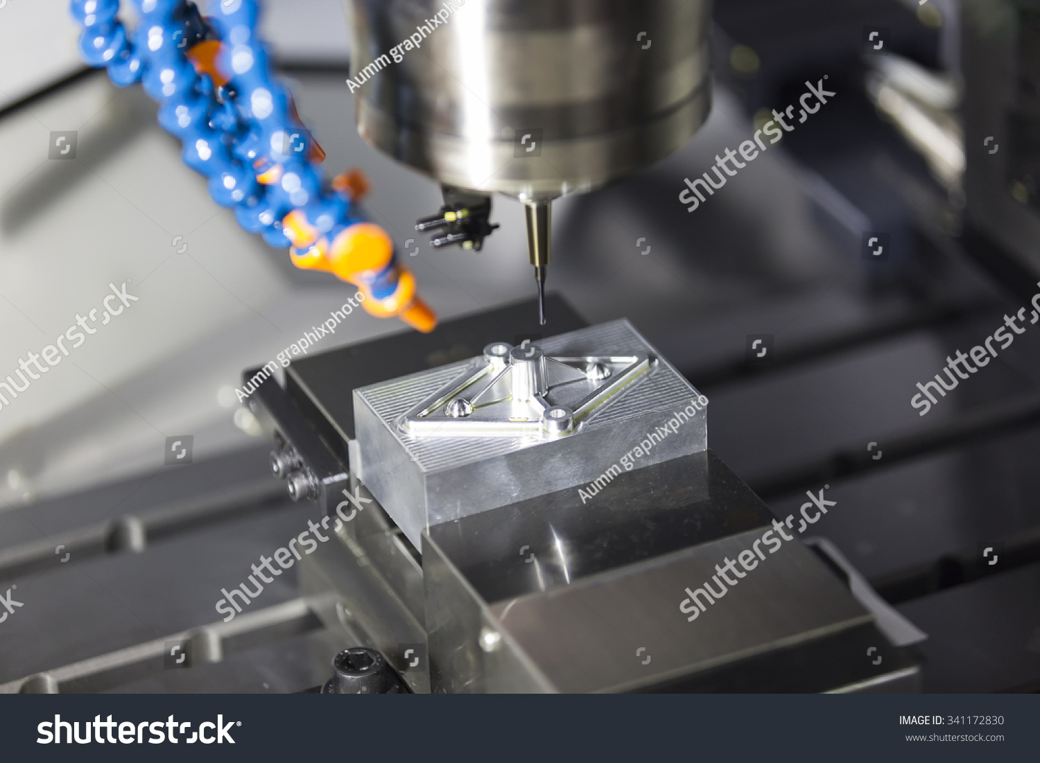 machining precision part by CNC machining center_站酷海洛_正版图片_视频_字体_音乐素材交易 ...