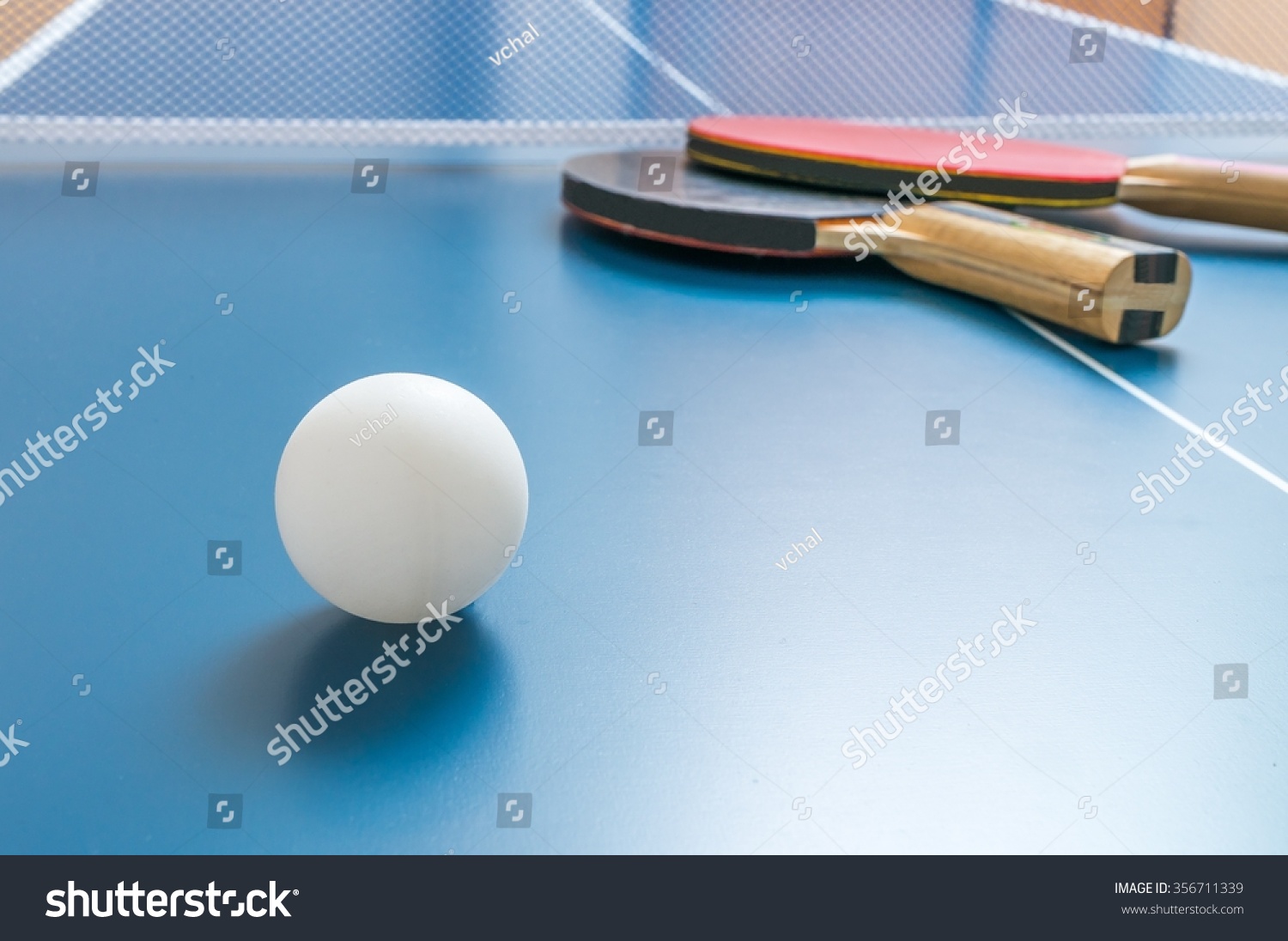 White ball for table tennis or ping pong on wooden table._站酷海洛_正版图片_视频 ...