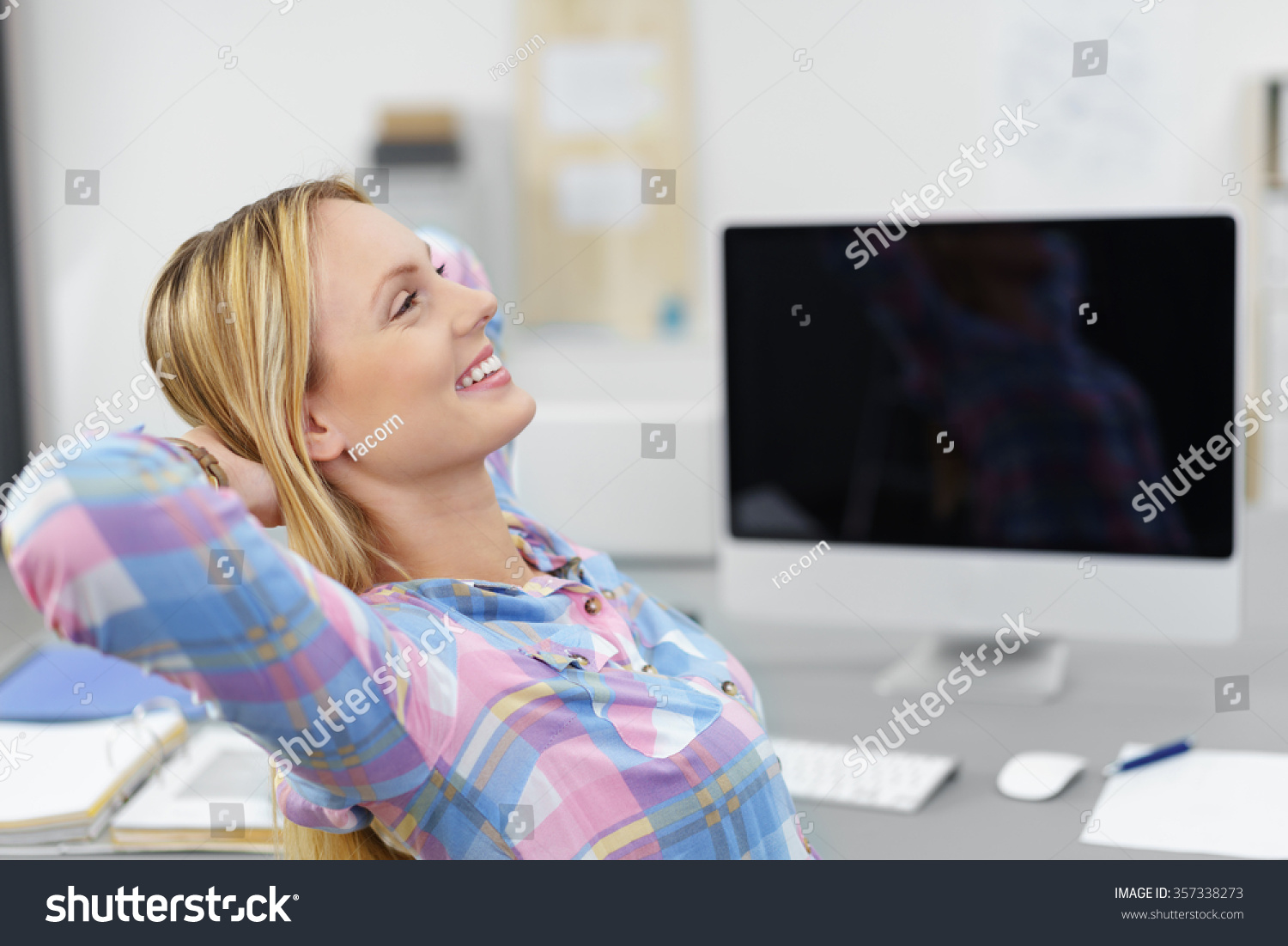 successful young woman at workplace smiling and leaning back_站酷海洛_正版图片 ...