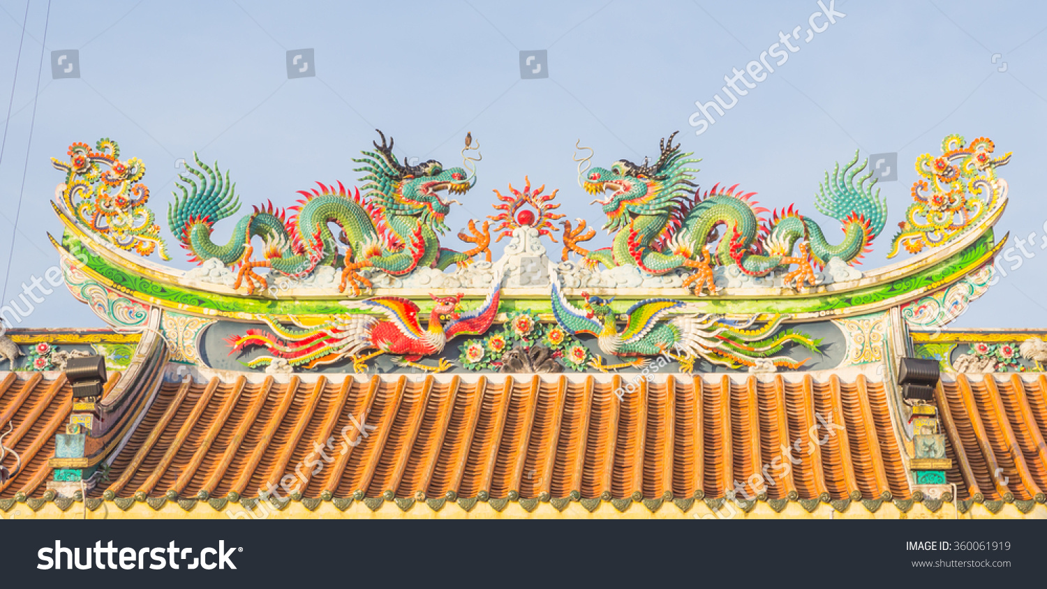 The dragon on the the ancient roof and blue sky._站酷海洛_正版图片_视频_字体_音乐素材交易平台_站酷旗下品牌