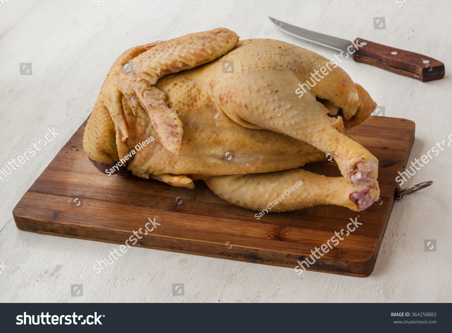 Raw goose carcass on the cutting board on the kitchen table_站酷海洛_正版图片 ...