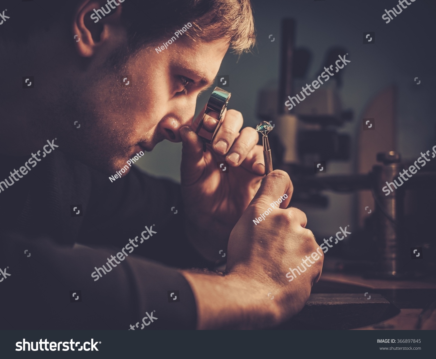 Jeweler looking at the ring through microscope in a workshop._站酷海洛_正版图片 ...