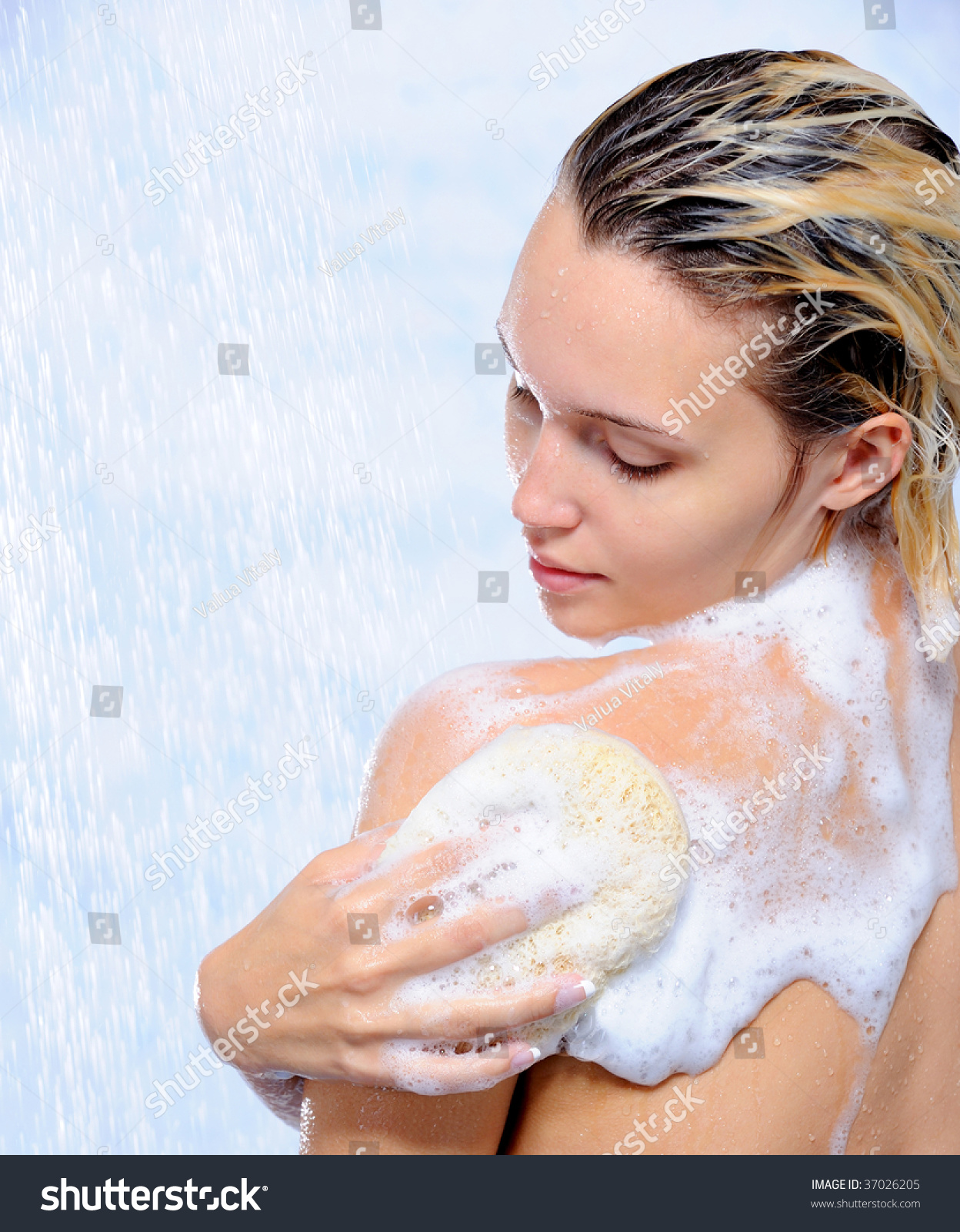 Beautiful young woman washing her body under the streams of water_站酷海洛 ...