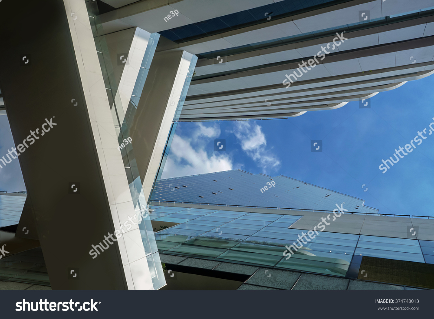 Sky bridge linking two buildings together over blue sky_站酷海洛_正版图片_视频_字体 ...