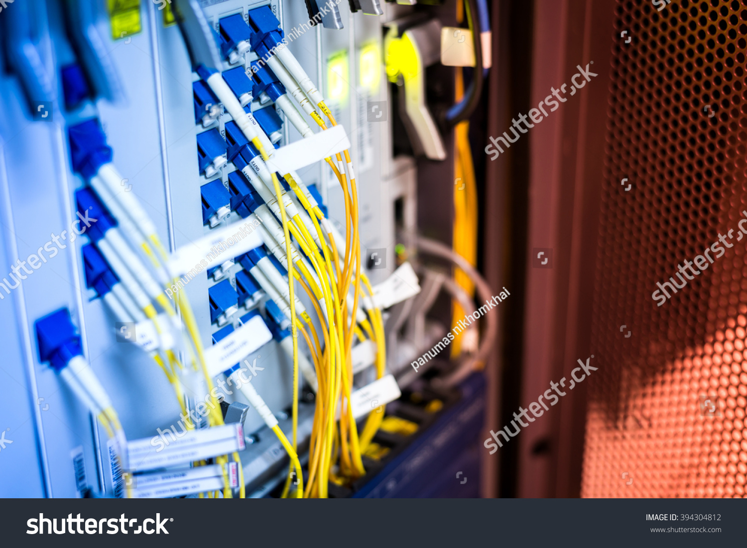 fiber optic with servers in a technology data center ._站酷海洛_正版图片_视频_字体_音乐素材交易平台_站酷旗下品牌