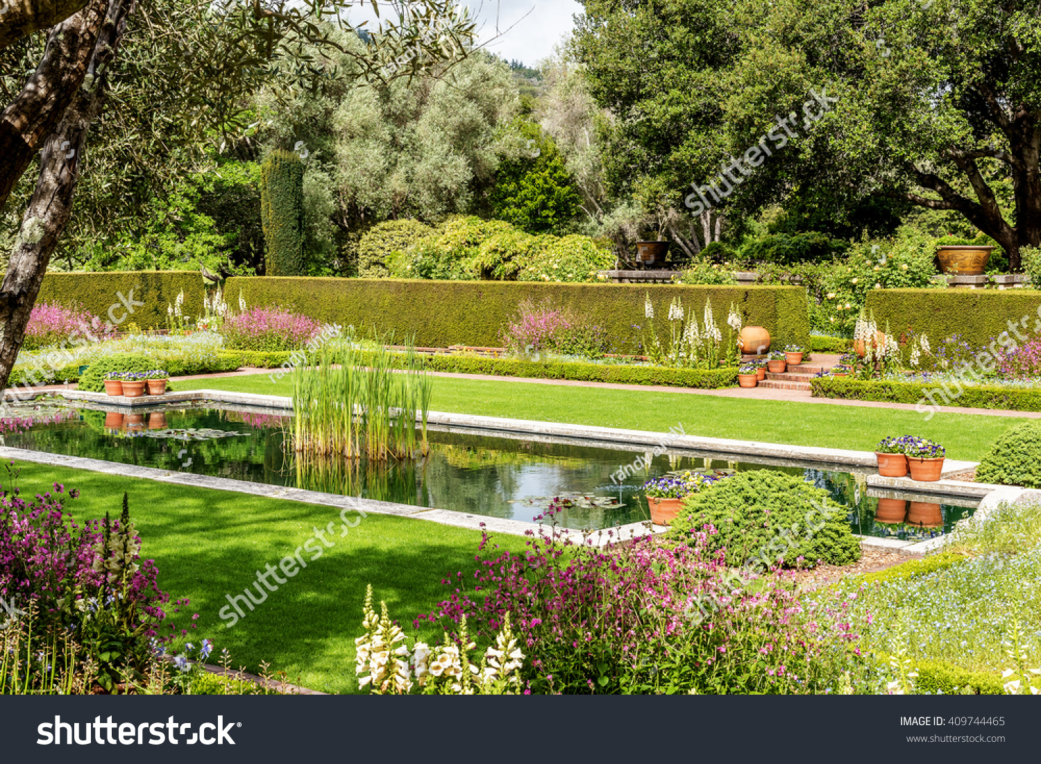 Beautiful English style garden with pool fountain & symmetrical type ...