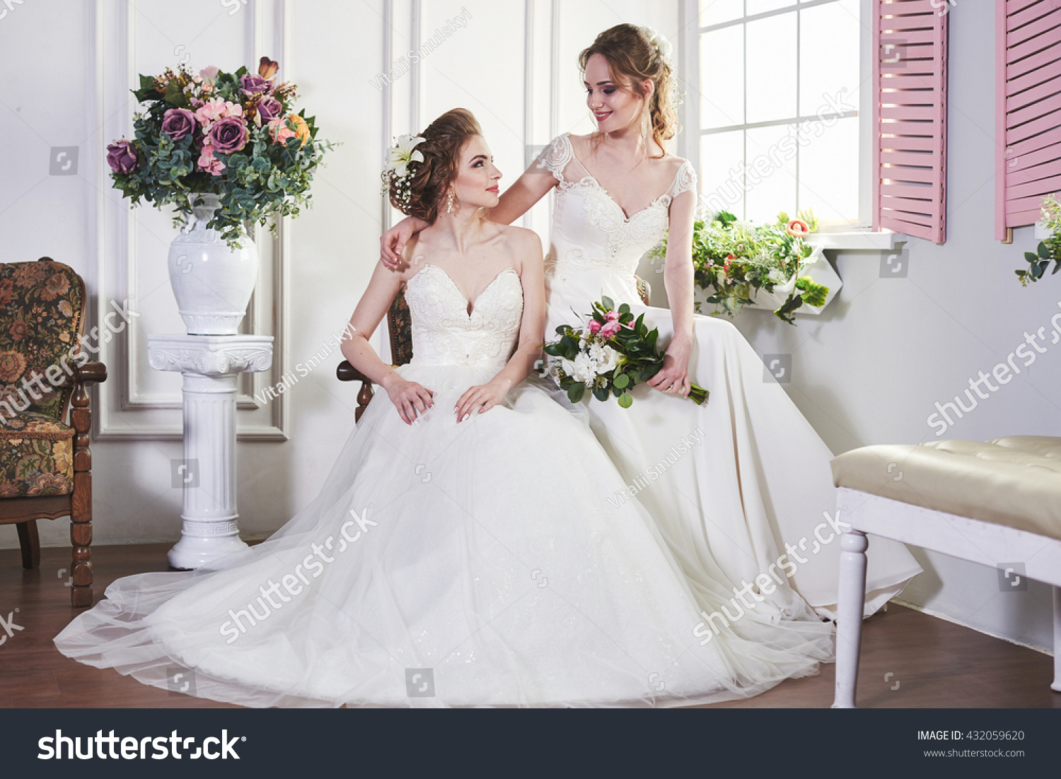 Two brides having fun_站酷海洛_正版图片_视频_字体_音乐素材交易平台_站酷旗下品牌