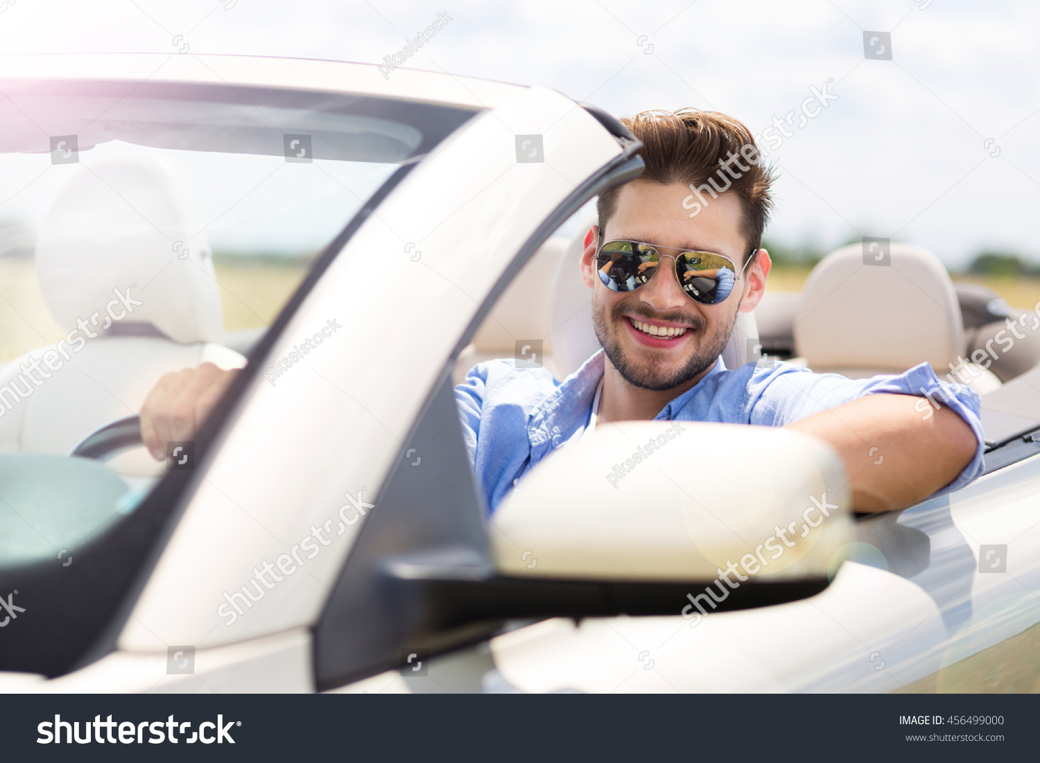Man in convertible _站酷海洛_正版图片_视频_字体_音乐素材交易平台_站酷旗下品牌