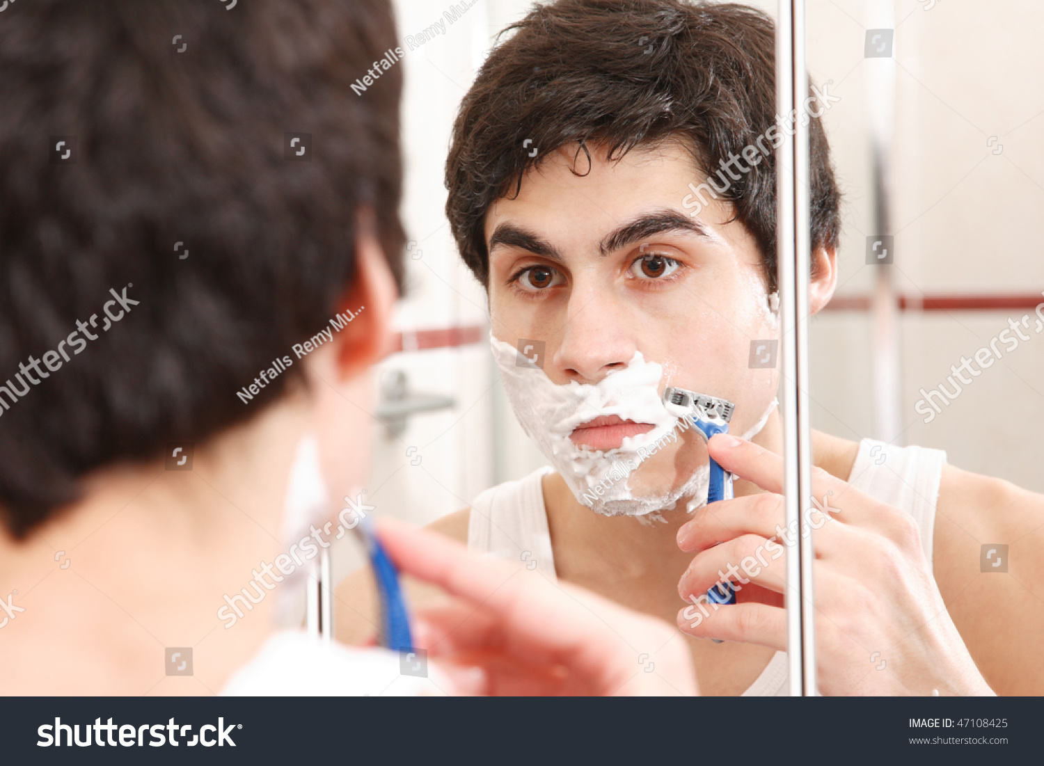 Young man shaving himself in front of a mirror_站酷海洛_正版图片_视频_字体_音乐素材交易平台 ...