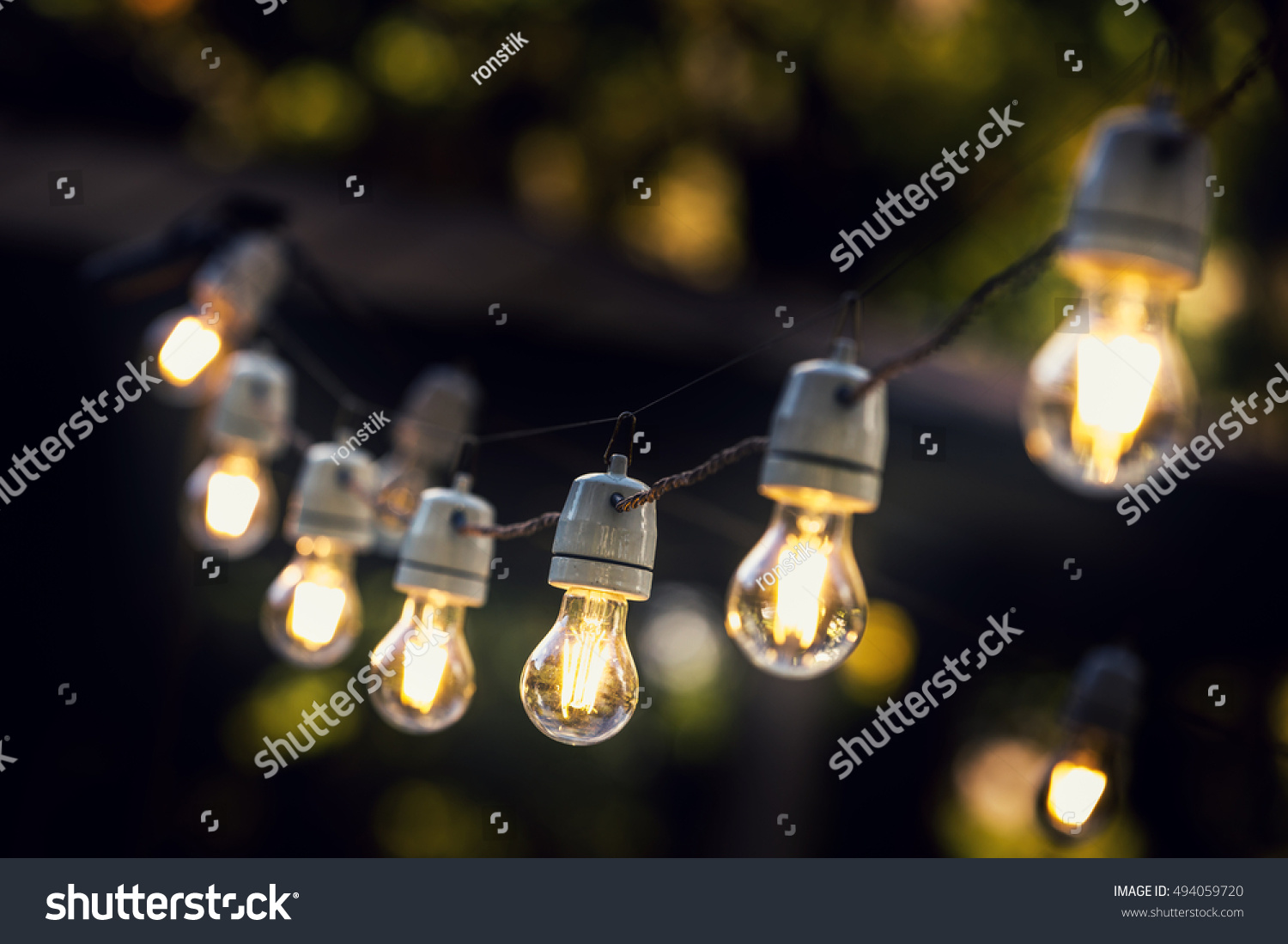 party string lights hanging in a line_站酷海洛_正版图片_视频_字体_音乐素材交易平台_站酷旗下品牌