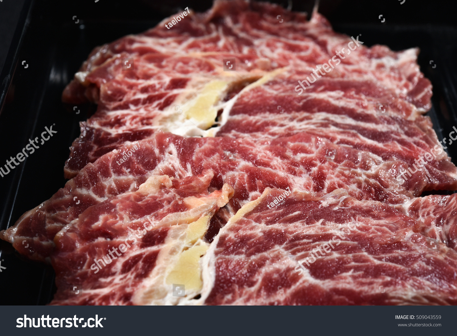 Sliced rib eye on a black plate_站酷海洛_正版图片_视频_字体_音乐素材交易平台_站酷旗下品牌