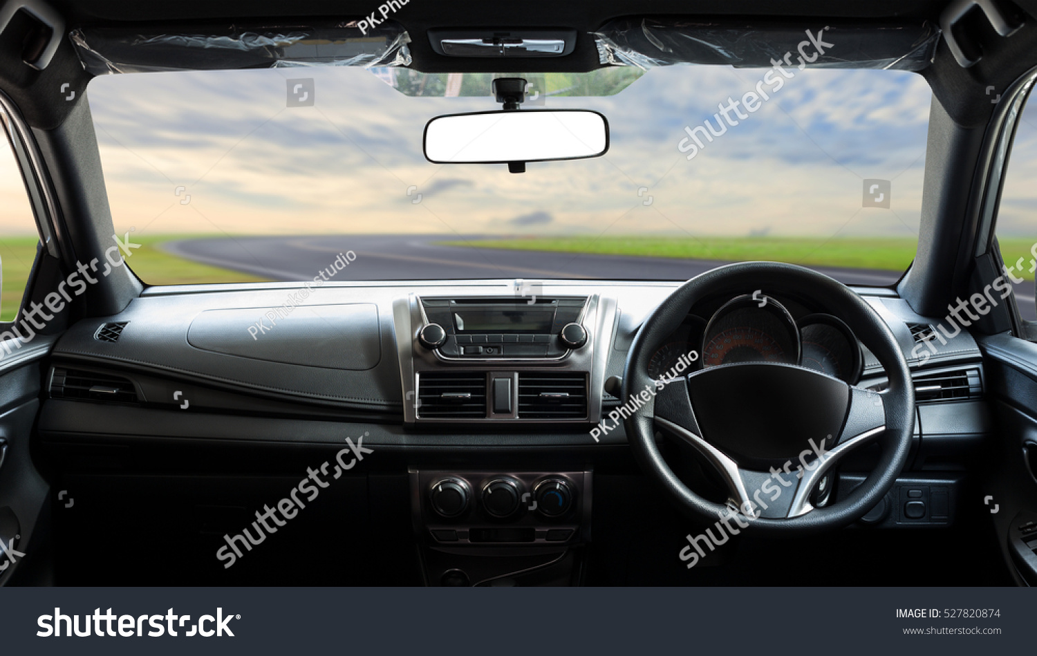 Car dashboard speeds while on road curve and sky background_站酷海洛_正版图片 ...
