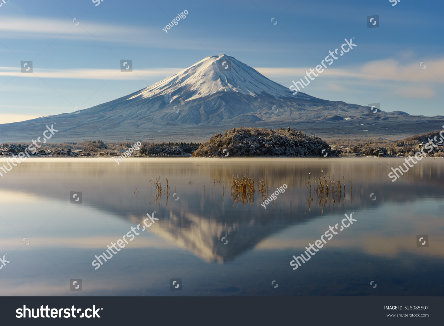 Japan travel mt fuji and snow at Kawaguchiko lake in japan mt Fuji ...
