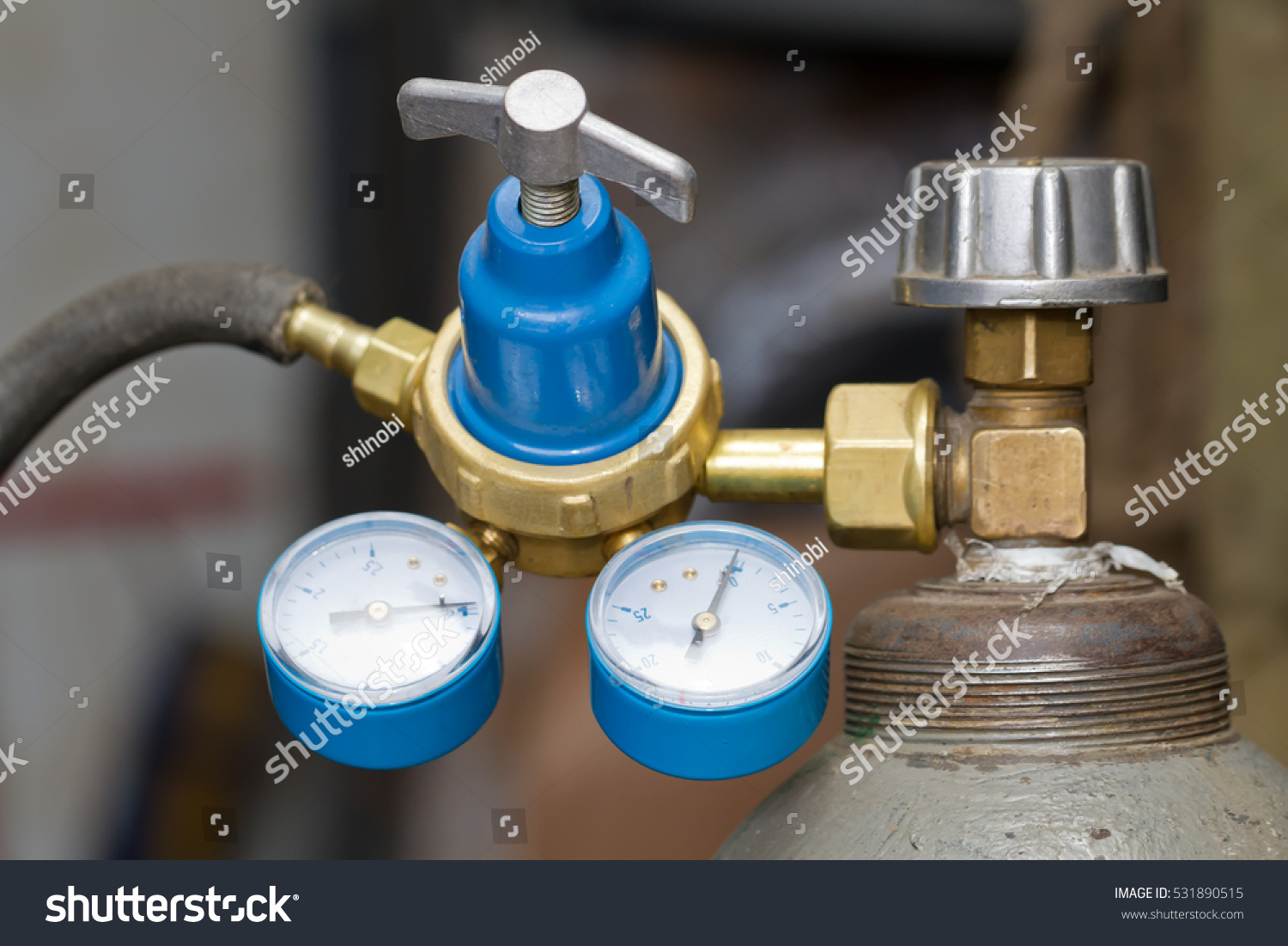Reducer with two manometers mounted on the gas cylinder_站酷海洛_正版图片_视频_字体_音乐素材交易平台_站酷旗下品牌