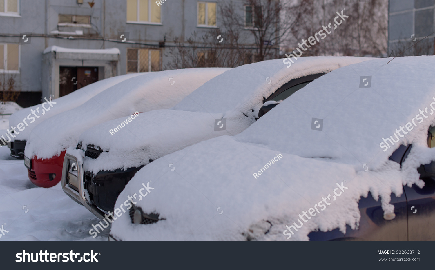 Cars in the snow after a snowfall_站酷海洛_正版图片_视频_字体_音乐素材交易平台_站酷旗下品牌