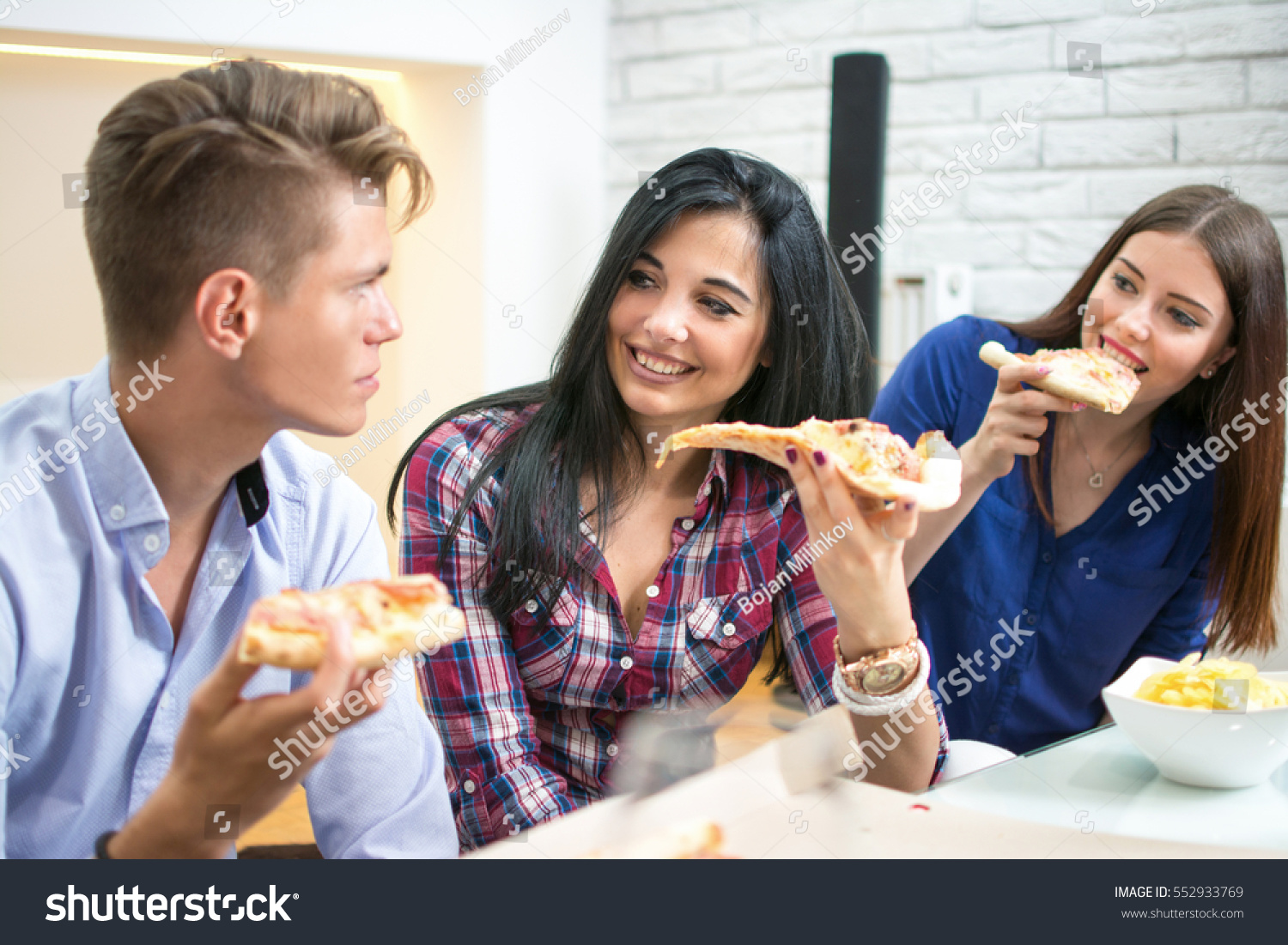 Friends eating pizza at home._站酷海洛_正版图片_视频_字体_音乐素材交易平台_站酷旗下品牌