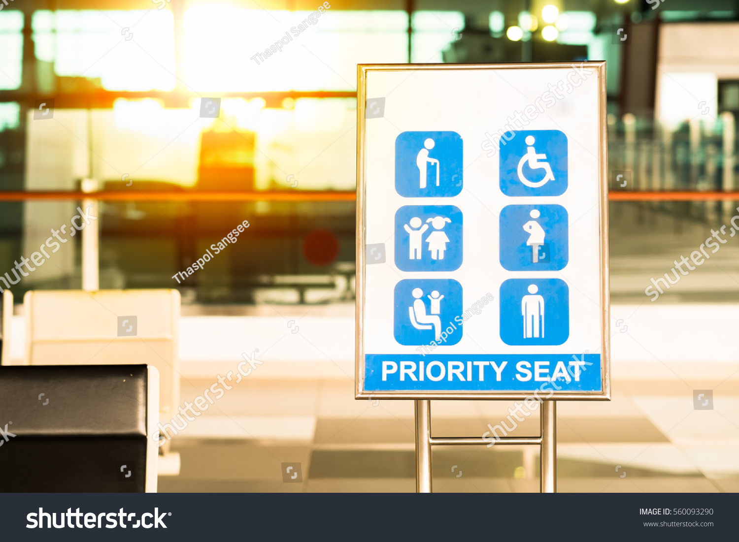 Priority seat sign and symbols at airport._站酷海洛_正版图片_视频_字体_音乐素材交易平台_站酷旗下品牌