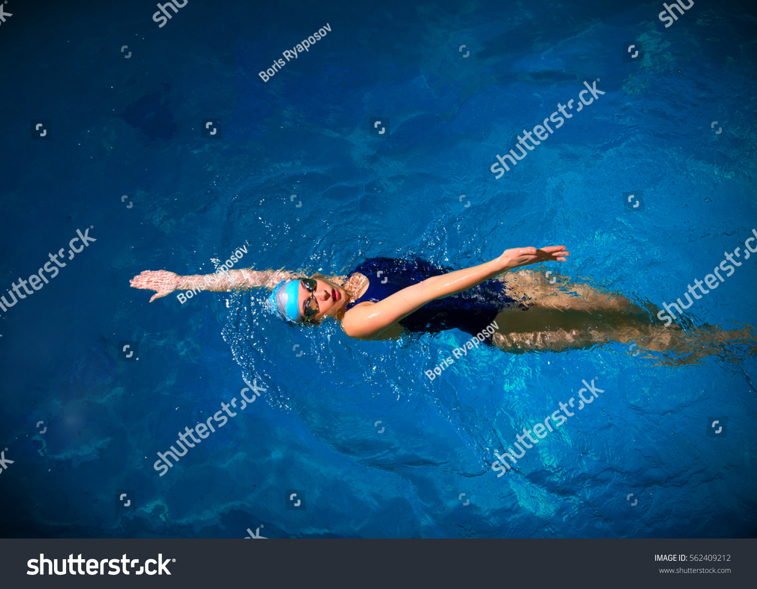 Young woman swimmer in blue pool water_站酷海洛_正版图片_视频_字体_音乐素材交易平台_站酷旗下品牌