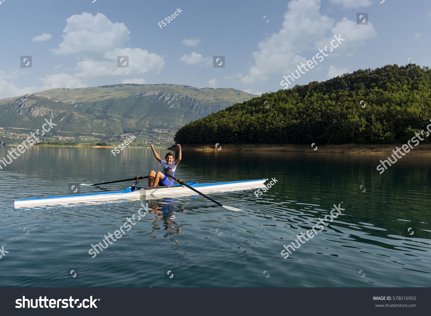 The young sportsman is rowing on the racing kayak_站酷海洛_正版图片_视频_字体_音乐素材 ...