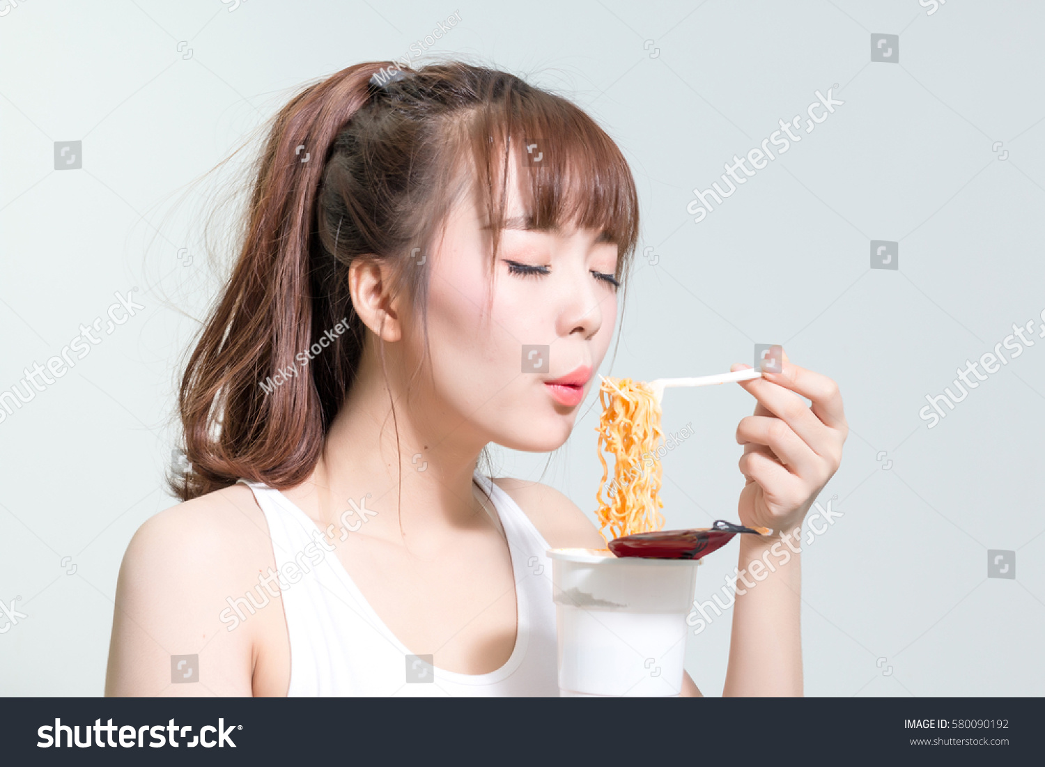 Beautiful asian girl eating instant noodle_站酷海洛_正版图片_视频_字体_音乐素材交易平台_站酷旗下品牌