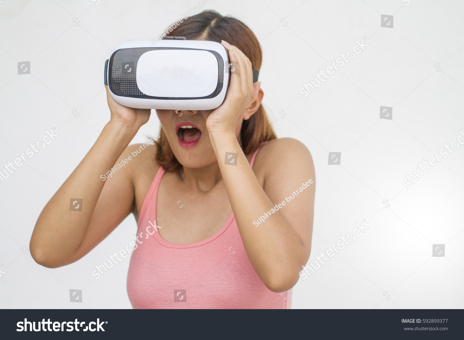 woman look VR Virtual reality for education_站酷海洛_正版图片_视频_字体_音乐素材交易平台_站酷旗下品牌