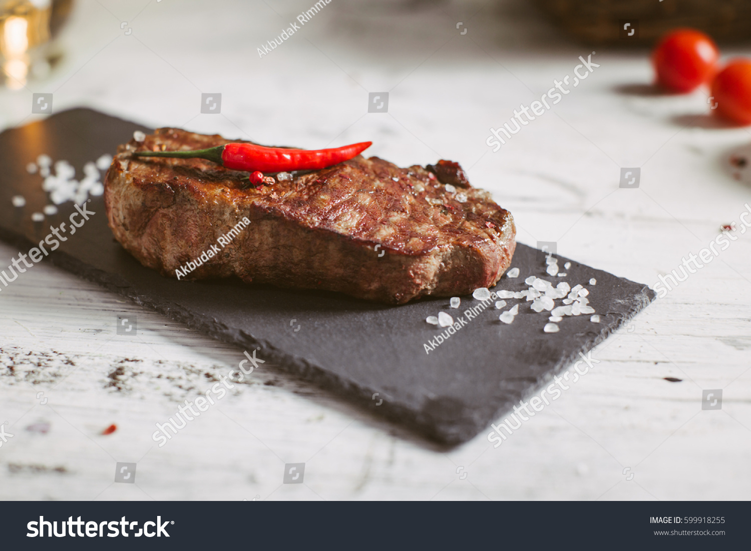 Grilled 500g bbq steak on wooden table_站酷海洛_正版图片_视频_字体_音乐素材交易平台_站酷旗下品牌