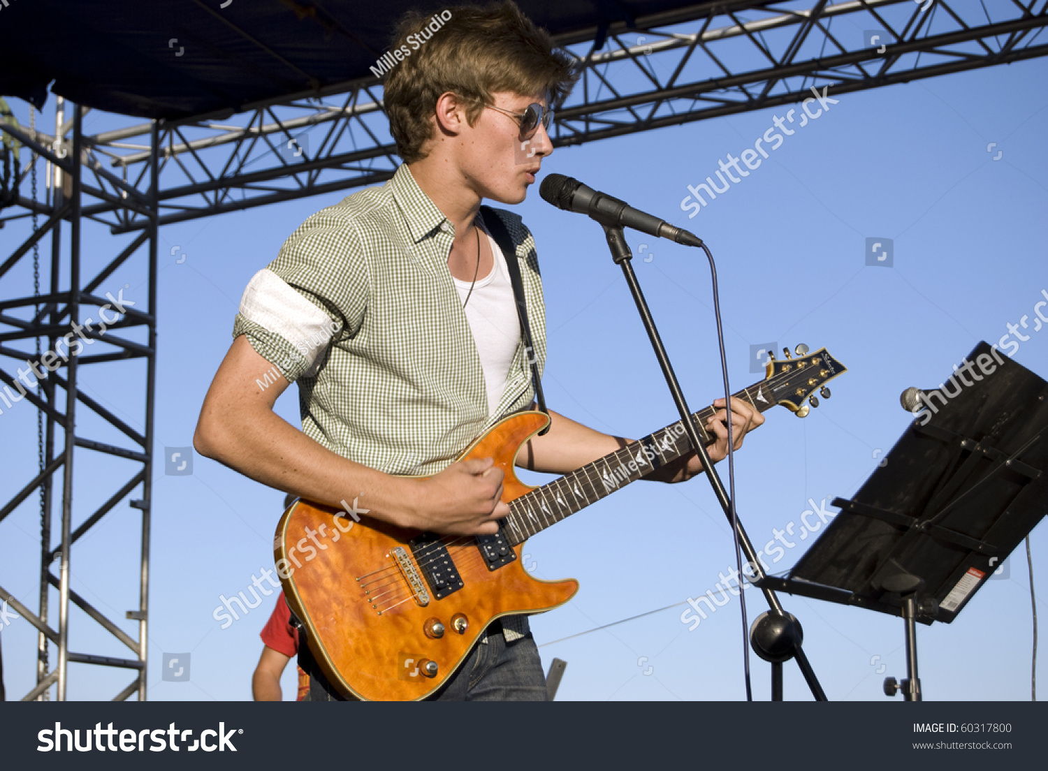 Young guy performing live at the concert_站酷海洛_正版图片_视频_字体_音乐素材交易平台_站酷旗下品牌