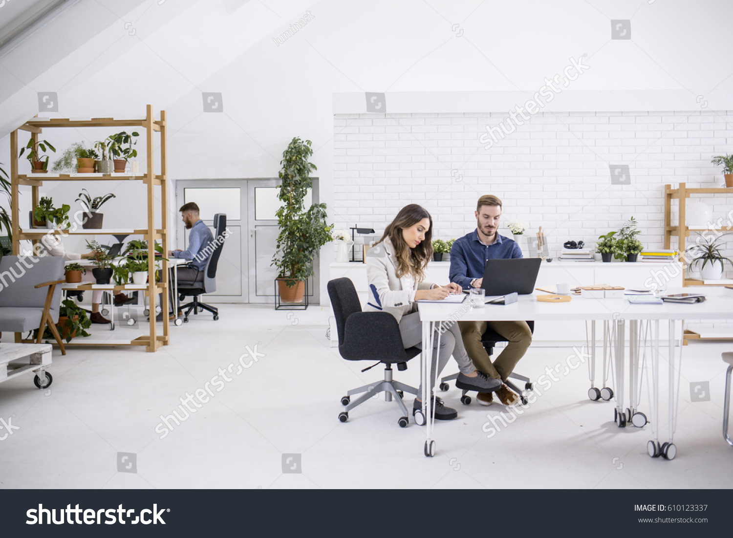 Businesspeople working at big white open space business office._站酷海洛_正版 ...