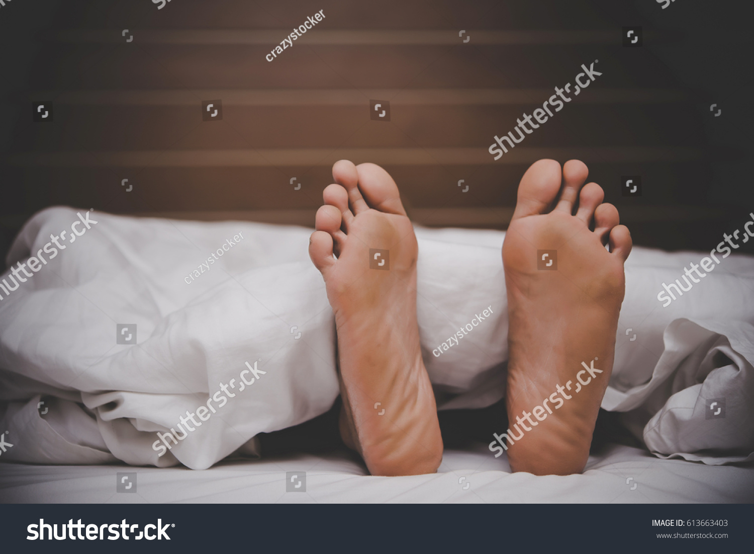 Men's feet under a blanket. _站酷海洛_正版图片_视频_字体_音乐素材交易平台_站酷旗下品牌