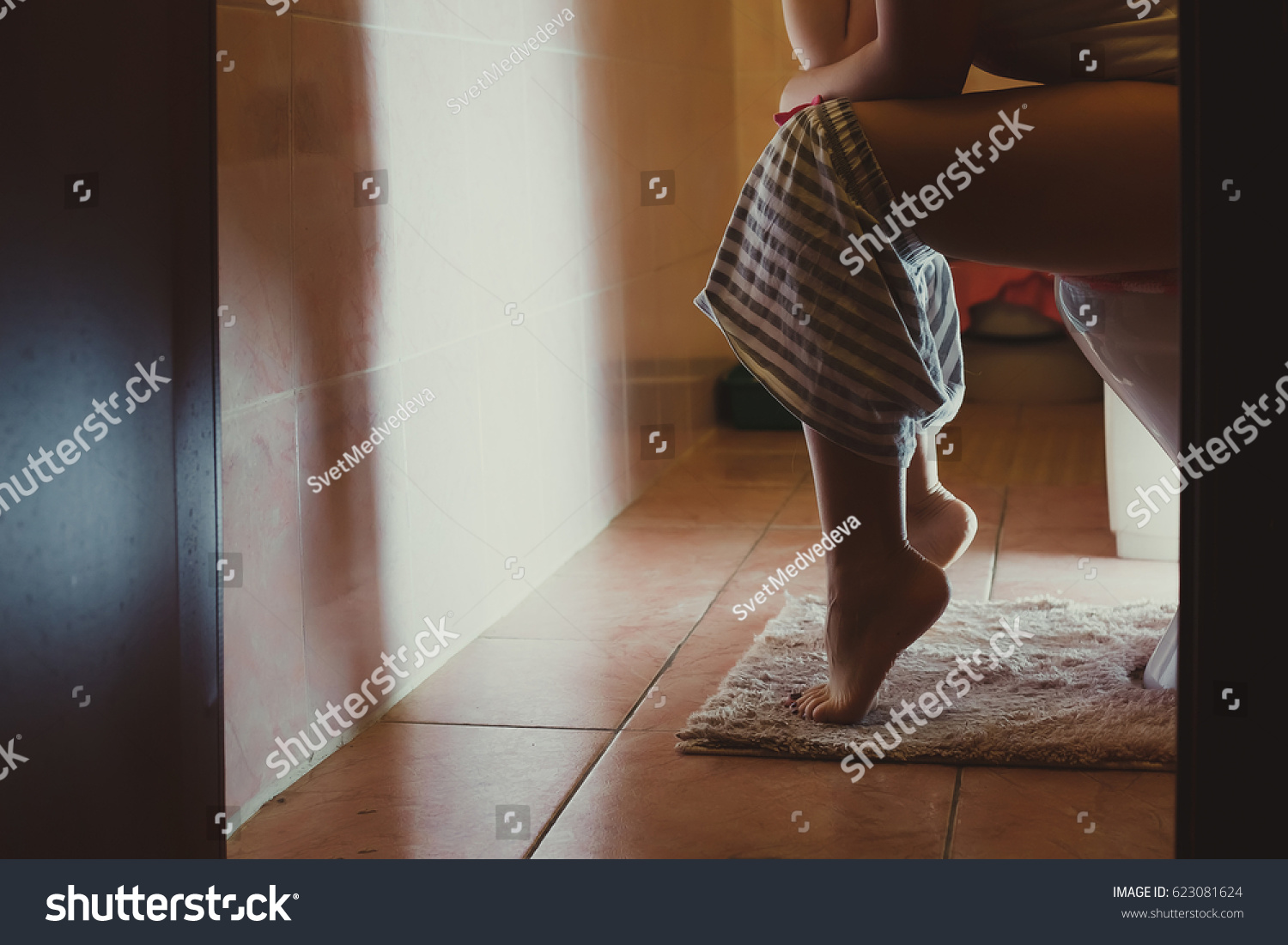 Close-up Of A woman Sitting On Commode and a passing cat_站酷海洛_正版图片_视频 ...