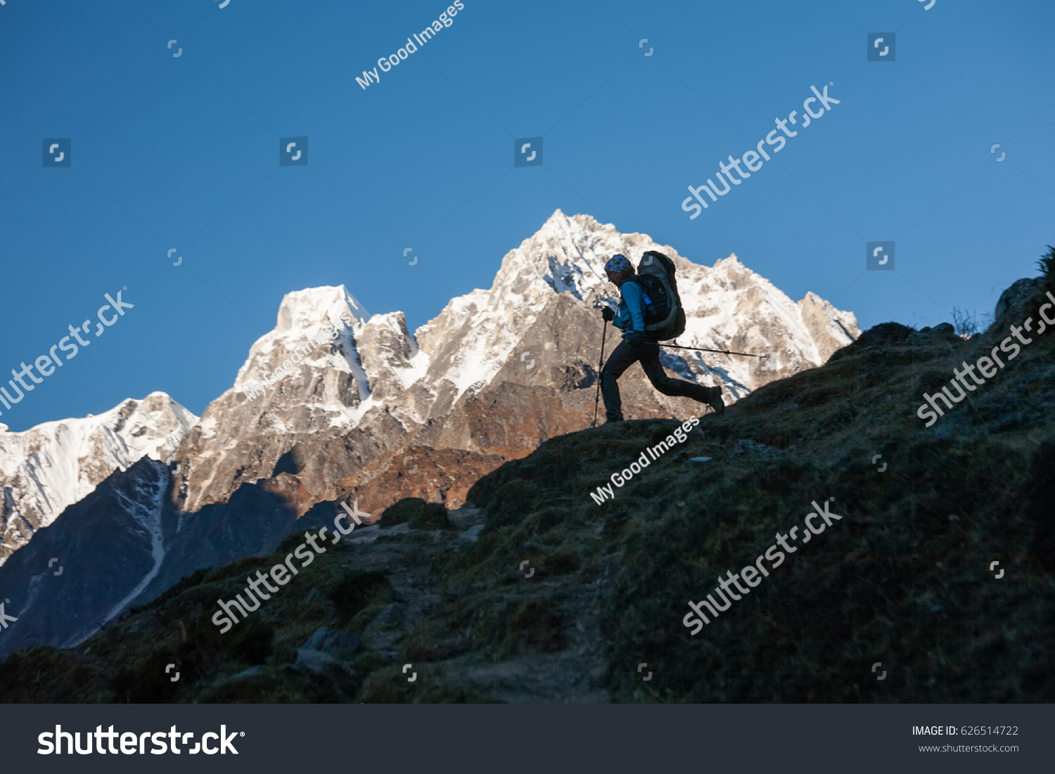 Trekker on Manaslu circuit trek in Nepal_站酷海洛_正版图片_视频_字体_音乐素材交易平台_站酷旗下品牌
