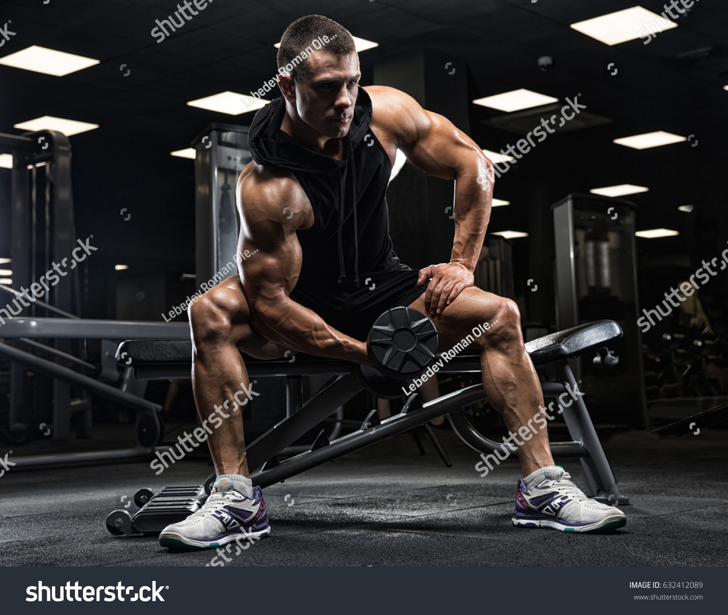 Handsome man with big muscles posing at the camera in the gym_站酷海洛_正版图片_视频_字体_音乐素材交易平台_站酷旗下品牌