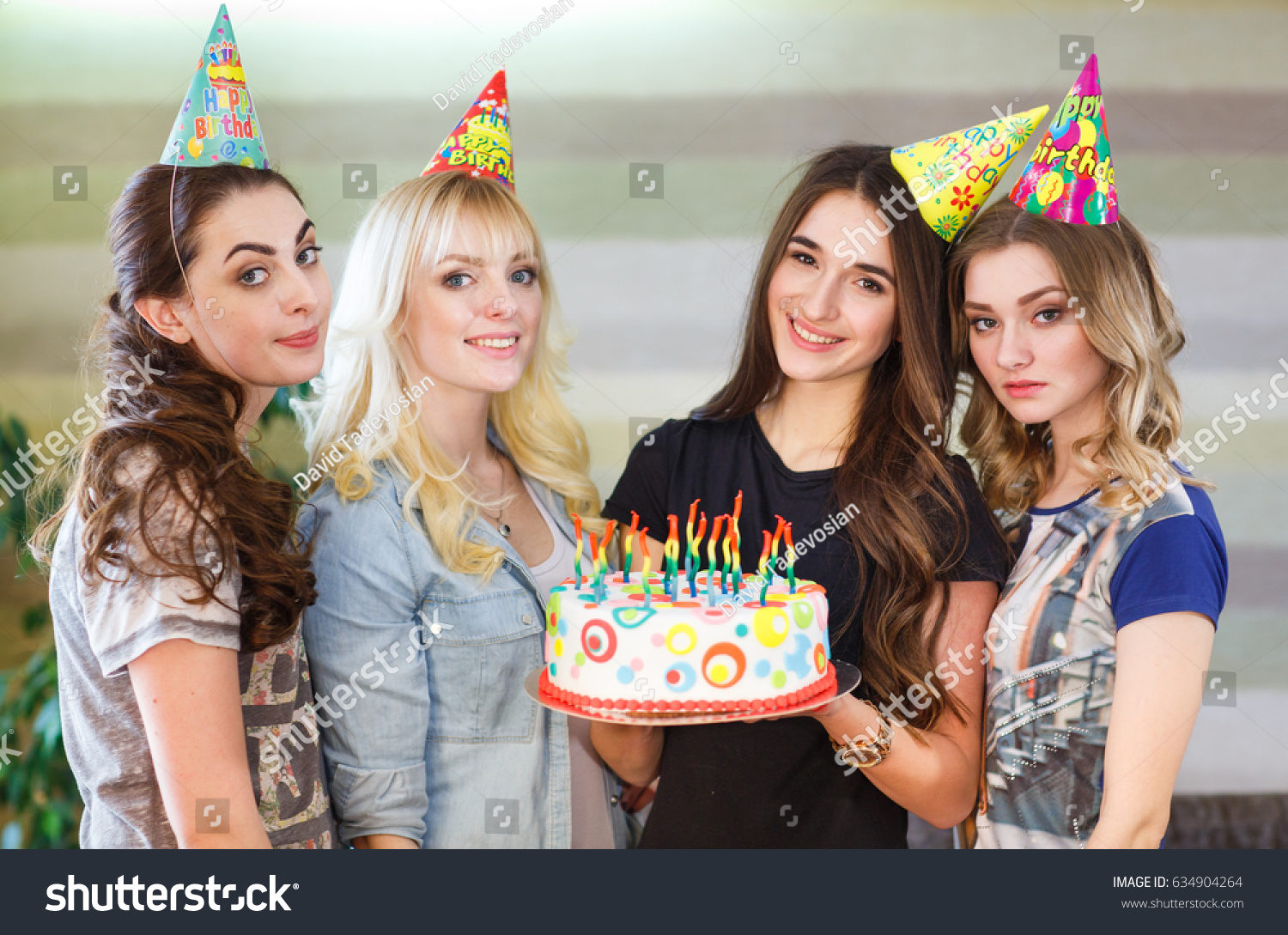 Birthday. Girls posing with cake on birthday._站酷海洛_正版图片_视频_字体_音乐素材交易平台_站酷旗下品牌
