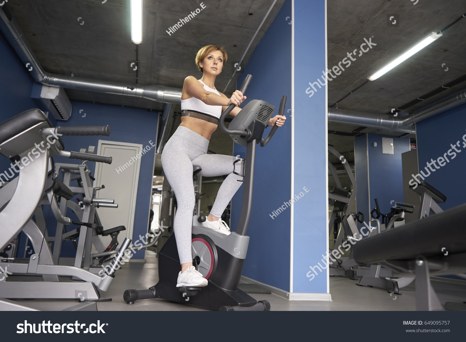 Woman on a stationary bike_站酷海洛_正版图片_视频_字体_音乐素材交易平台_站酷旗下品牌