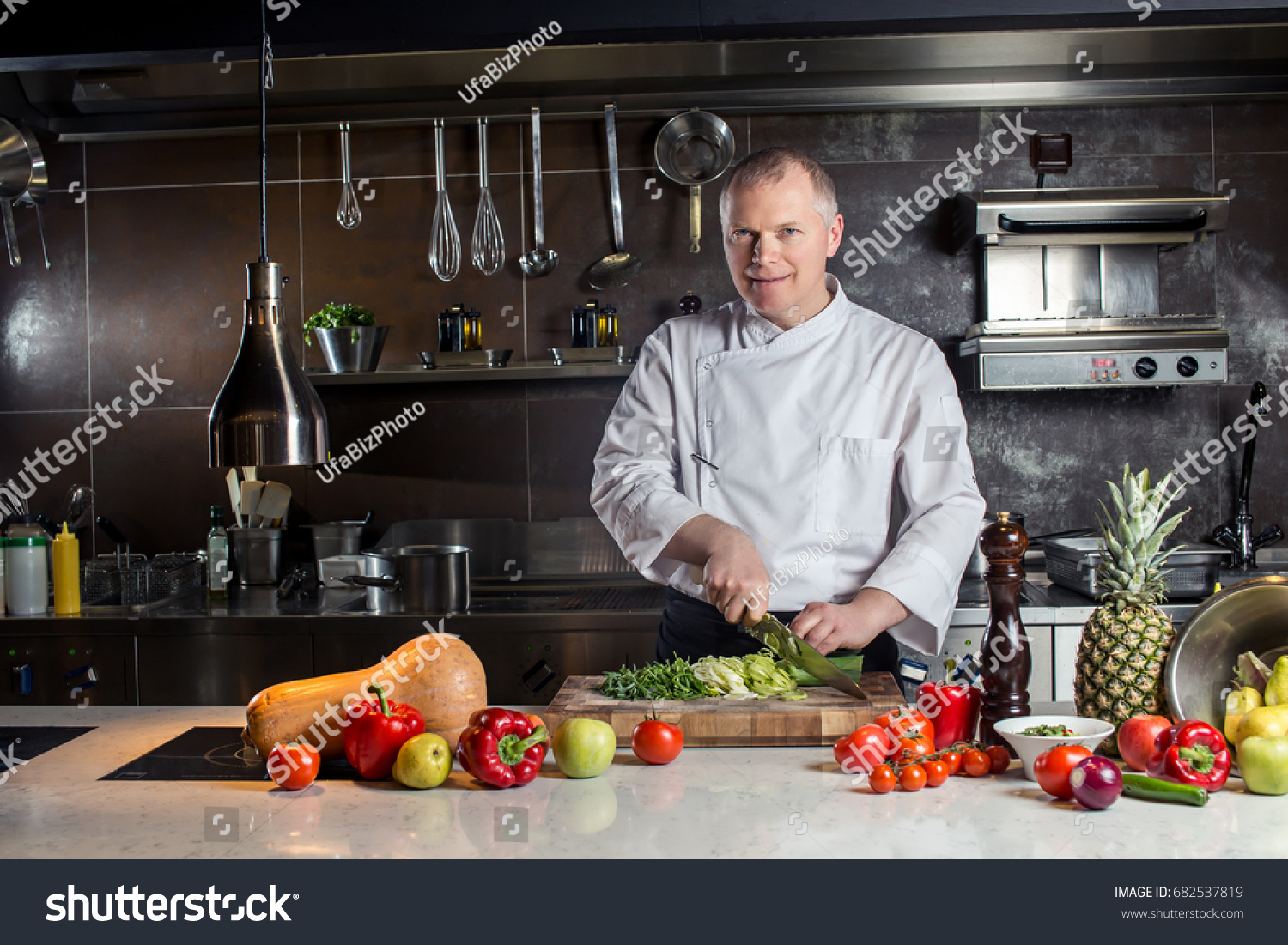 Chef cuts the vegetables into a meal. Preparing dishes. A man uses a knife and cooks._站酷海洛_正版图片 ...